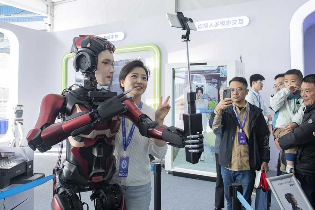 China apresenta robô humanoide dotado de IA e que serve café - Mundo ...